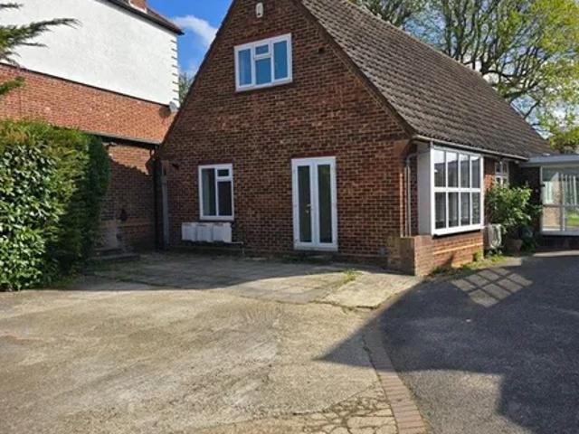 86A South Lodge Drive, Oakwood, Enfield, N14 4XR, United Kingdom | 4 bed house for rent #166584422 | Rentberry