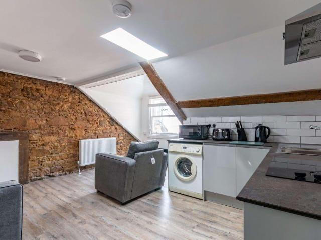 86P Nicolson Square, Edinburgh, EH8 9BH 2 bed flat to rent £1,750 pcm £404 pw