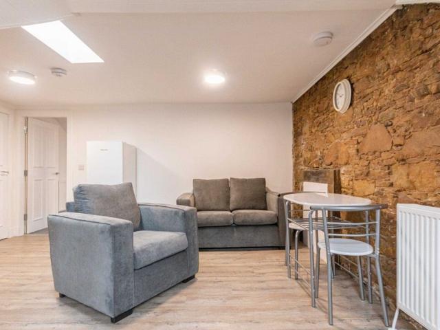 86P Nicolson Square, Edinburgh, EH8 9BH