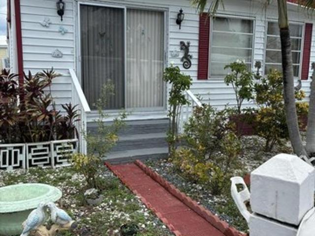 8708 SW 16th St, Davie, FL 33324
