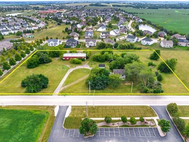 870 Simons Rd, Oswego, IL 60543