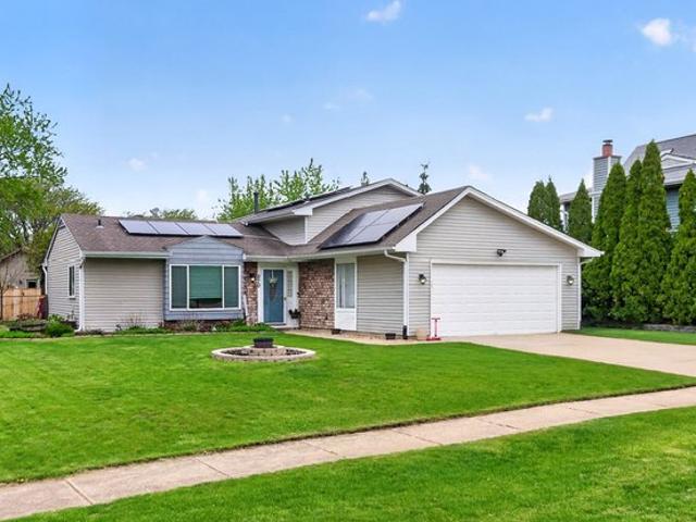 870 W Pine Ave, Roselle, IL 60172