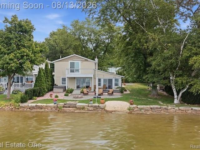 8714 Rushside Dr, Hamburg Township, MI 48169