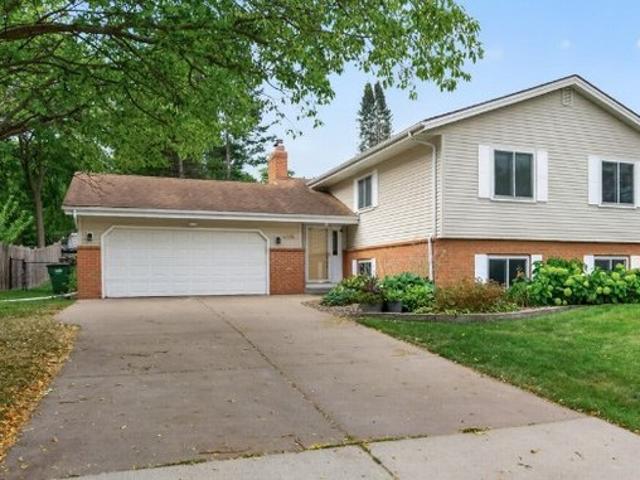 8715 N Brook Ave N, Brooklyn Park, MN 55428