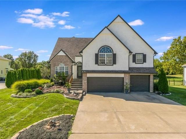 8718 Ridgeway Ct, Kansas City, MO 64138
