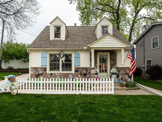 8718 W Stuth Ave, West Allis, WI 53227