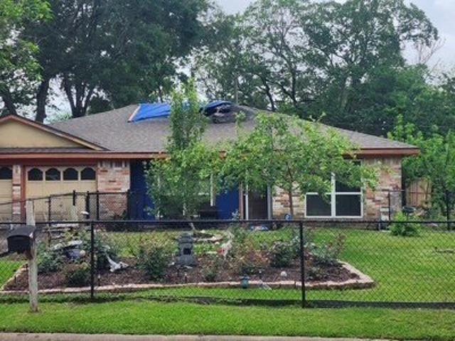 8719 James Ln, Hitchcock, TX 77563