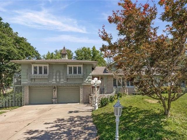 8712 Waverly Ave, Kansas City, KS 66109