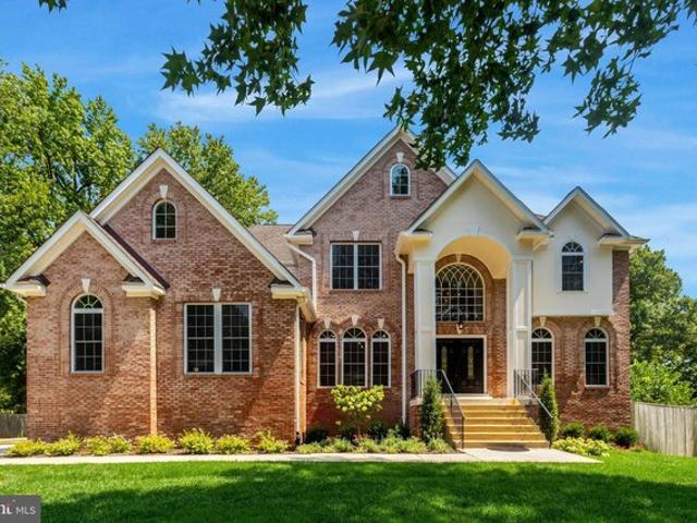 8713 Oak Leaf Dr, Alexandria, VA 22309