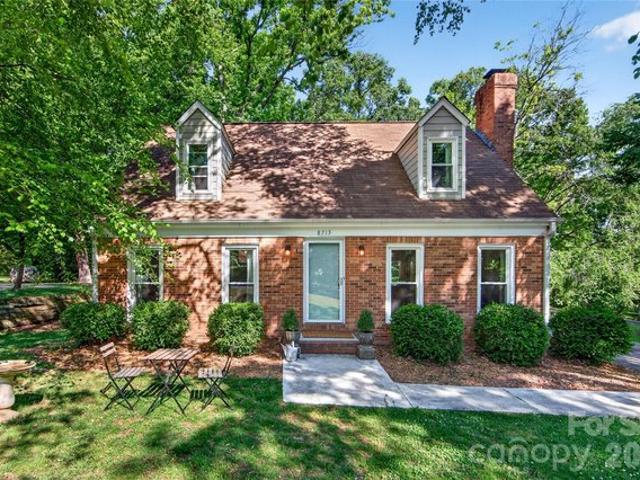 8713 Golf Ridge Dr, Charlotte, NC 28277