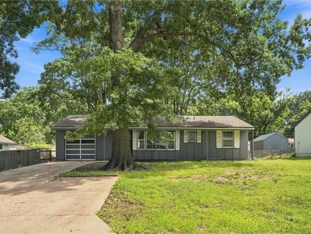 8725 Larsen St, Overland Park, KS 66214