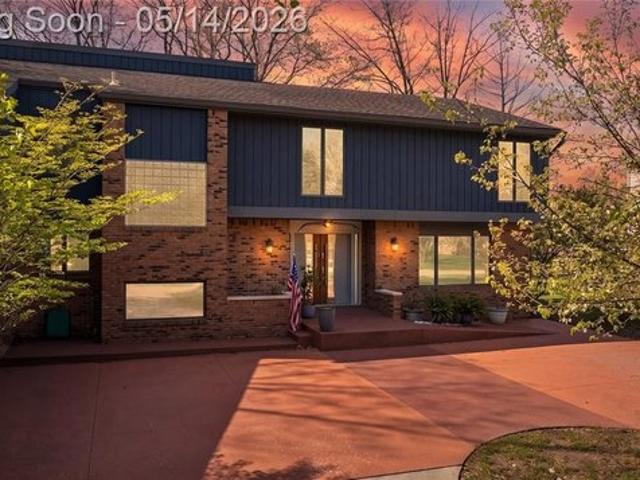 8727 Sarah Ln, Grosse Ile, MI 48138