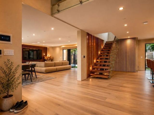 8721 Sunset Plaza Terrace