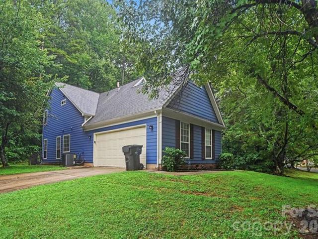 8722 Woodhill Manor Ct, Charlotte, NC 28215