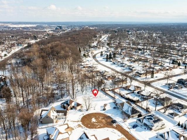 872 E Dawnwood Dr, Seven Hills, OH 44131