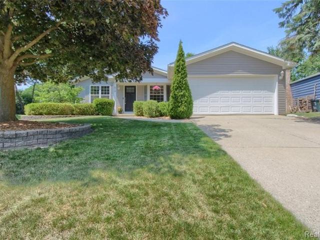 873 Hearthside St, South Lyon, MI 48178