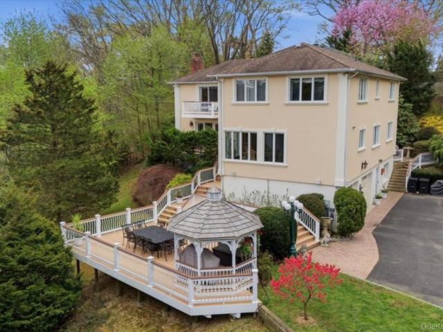 873 Oyster Bay Rd, East Norwich, NY 11732