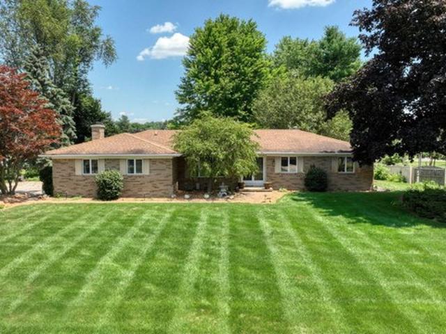 8745 Hawthorne Hills Dr, Tecumseh, MI 49286
