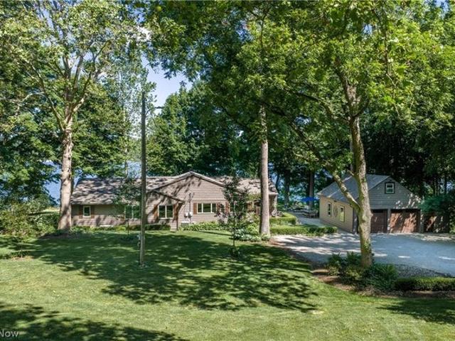 8745 Locust St SW, Sherrodsville, OH 44675