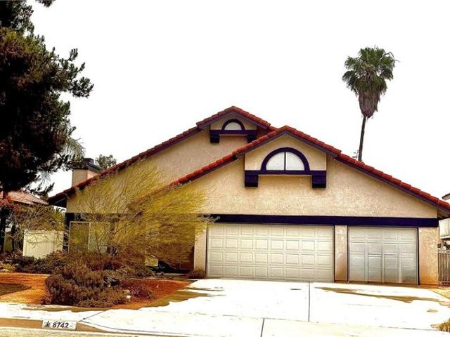 8742 Feathertop Rd, Riverside, CA 92508
