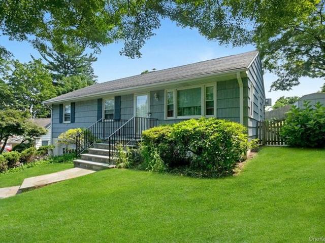 874 Linda Ave, Thornwood, NY 10594