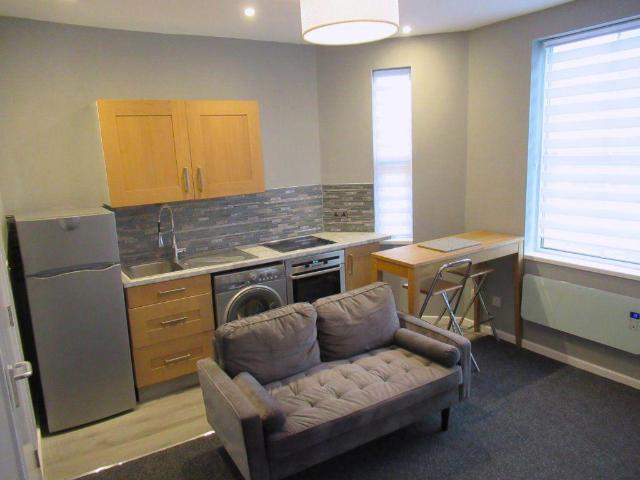 874a Pershore Road, B29 7LS 3 bed flat to rent £1,560 pcm £360 pw