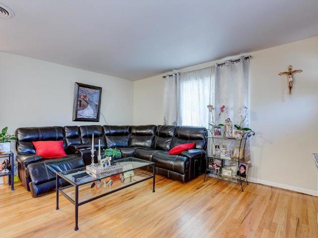 875877 Altamont Court