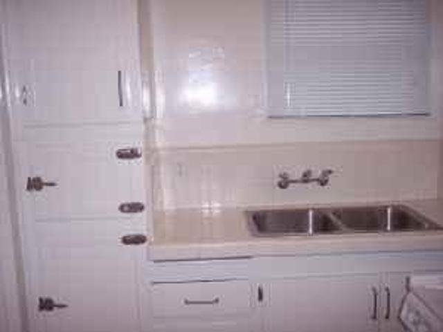 $875 / 1br Beautiful Hardwood Large 1 Bedrooom 119 E. Lewis Street map