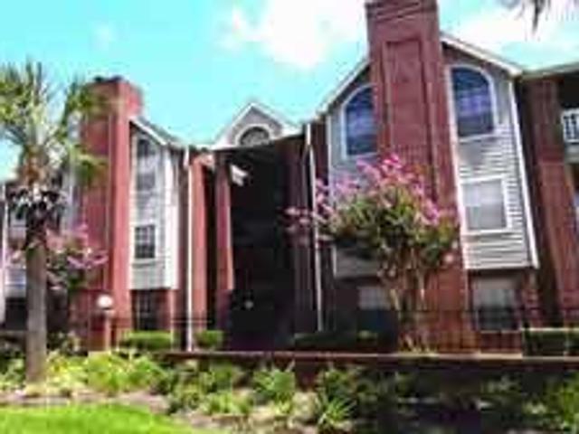 $875 / 1br LUXURY living, something for everyone. Hourly Medical Center shuttle. MEDICAL CENTER