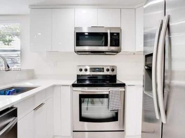 875 2nd St NW, Miami, FL 33128