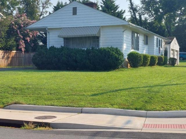 875 MASTER BEDROOM PRIVATE TOILET & SINK FREE W