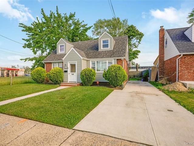 876 Oliver Ave, Westbury, NY 11590