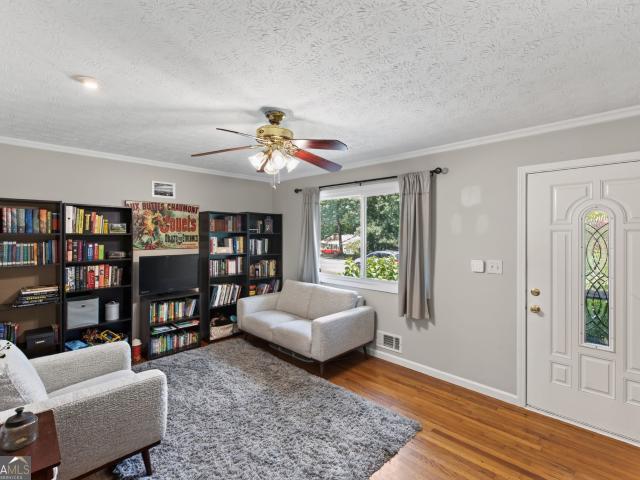 877 King Drive SE