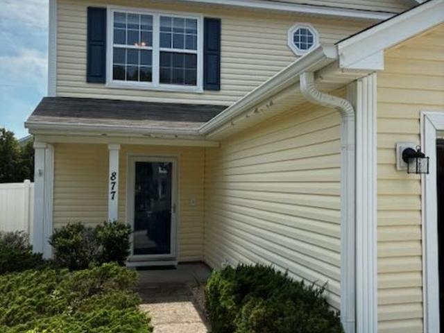 877 Silvercrest Dr