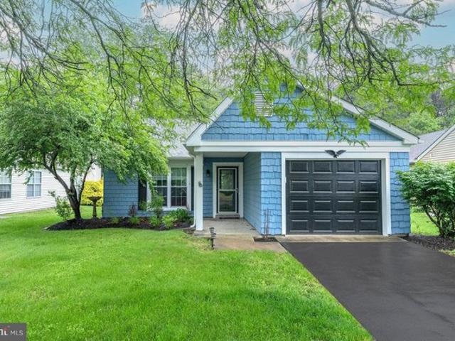 877 Westminster Dr N, Southampton, NJ 08088