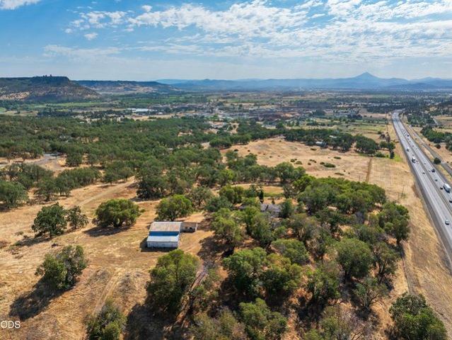 8785 Blackwell Rd, Central Point, OR 97502