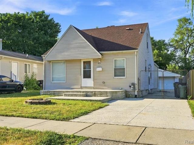 8781 Albany St, Oak Park, MI 48237
