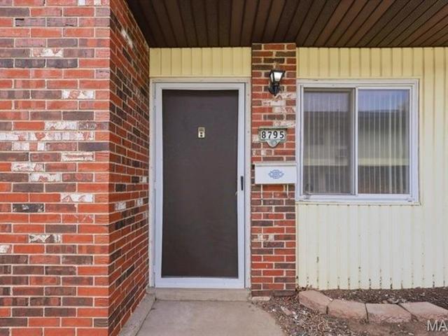 8795 Sieloff Dr, Saint Louis, MO 63042