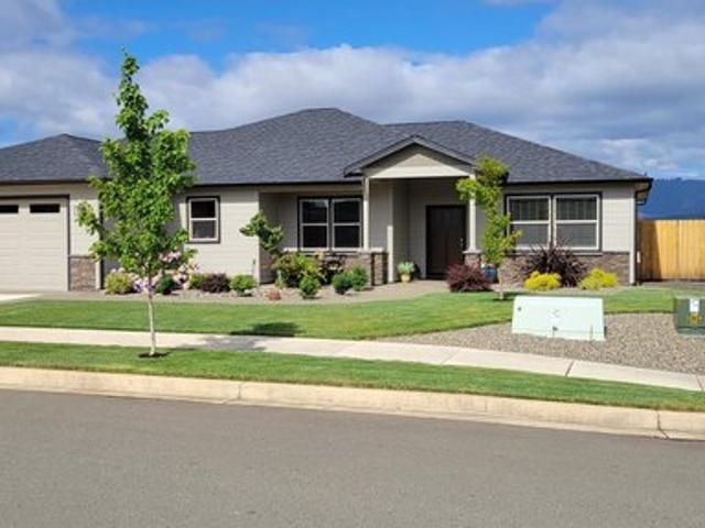 879 Pebble Crk St, Sutherlin, OR 97479