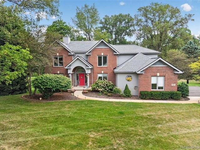 8805 Pebble Creek Dr, Hamburg Township, MI 48169