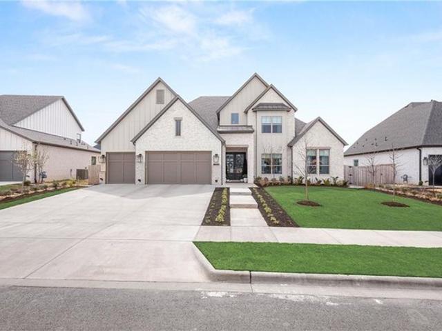 8806 W Comet Dr, Bentonville, AR 72713