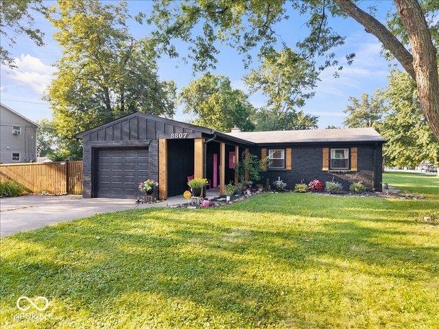 8807 Moll Dr, Fishers, IN 46038
