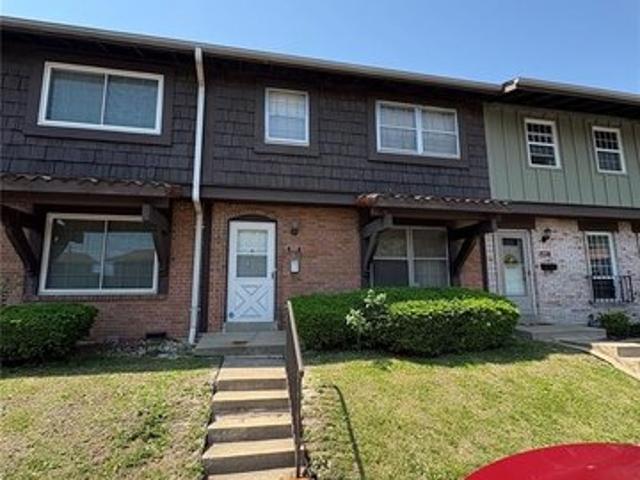 8809 Santa Bella Dr, Hazelwood, MO 63042