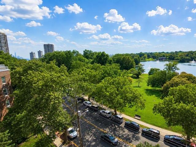 8800 Boulevard East # 8M