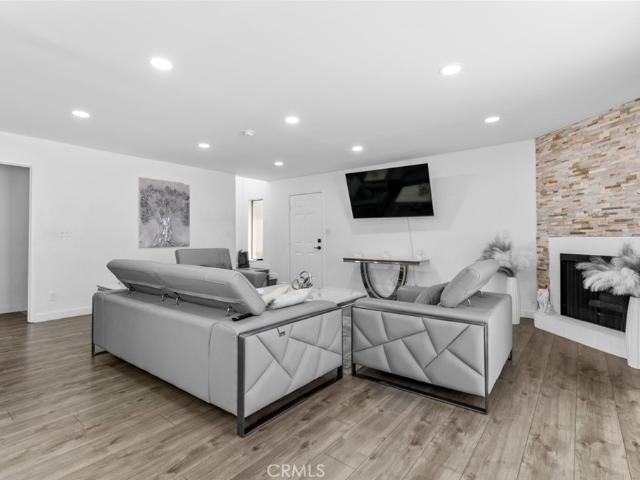 8801 Cedros Avenue 7