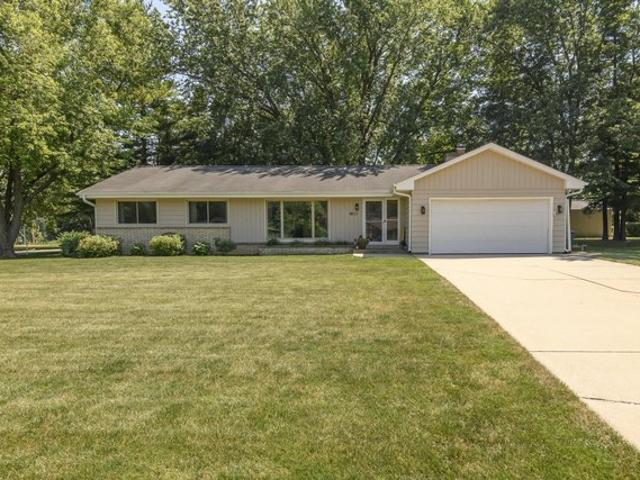 8801 W Dosie Ave, Greenfield, WI 53228