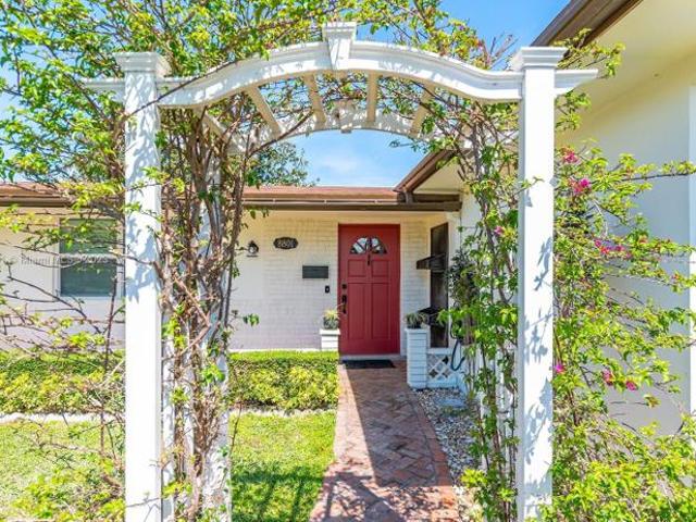 8801 11th St NW, Pembroke Pines, FL 33024