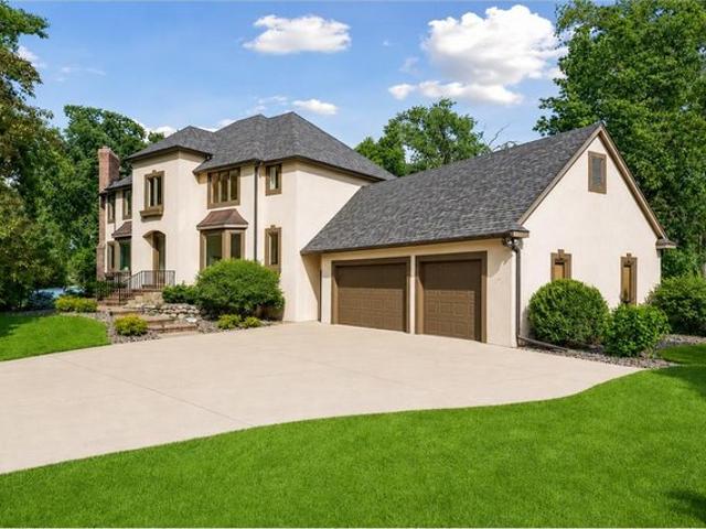 8803 Cove Pointe Rd, Eden Prairie, MN 55347