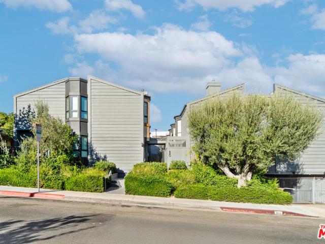 880 Hilldale Ave, Unit 4, West Hollywood, CA 90069 | MLS #25587 | Compass