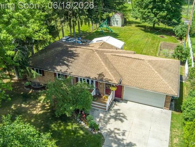 880 Joslyn Rd, Orion, MI 48362